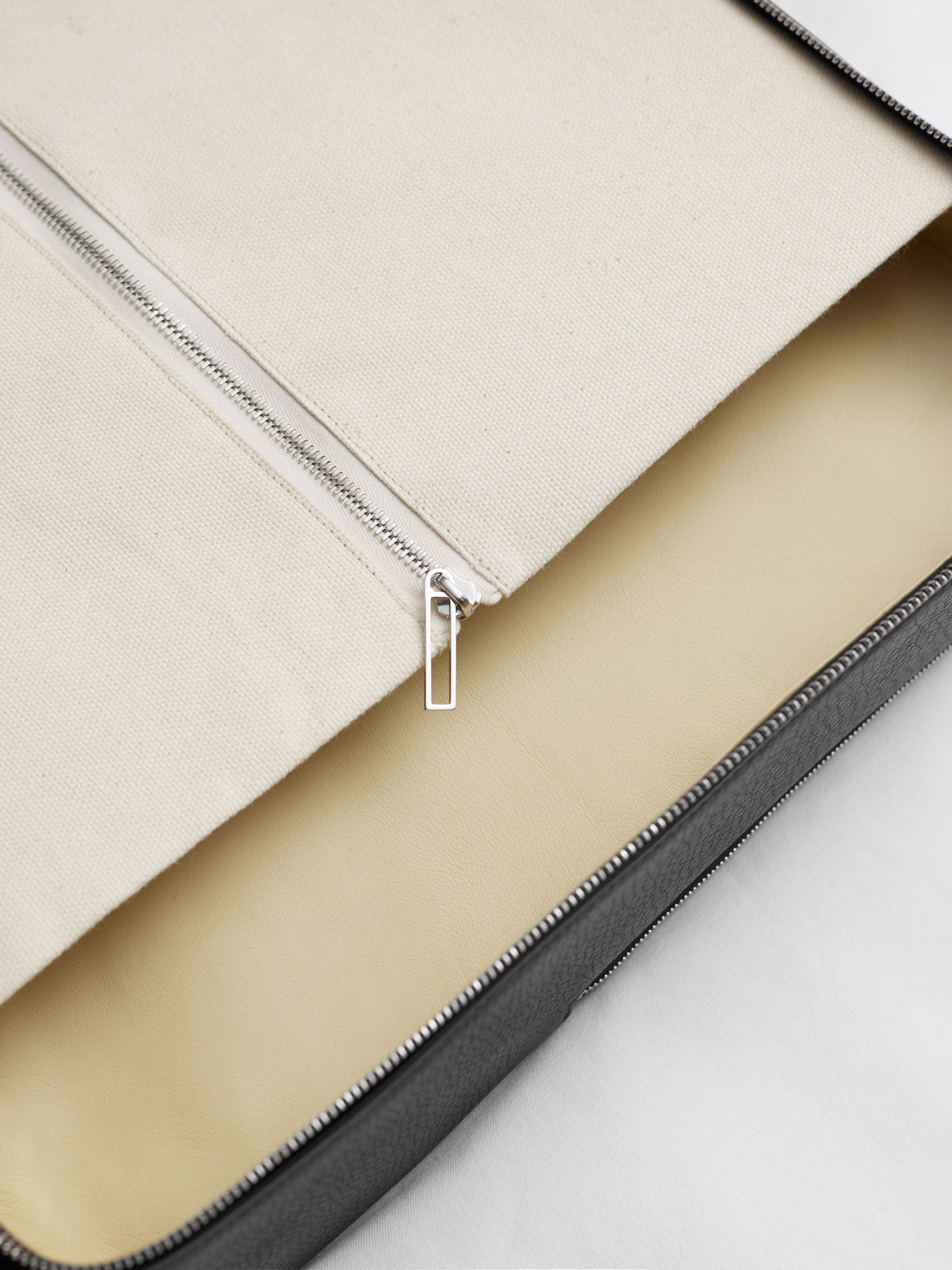 SUIT-CASE travel suitcase in black calfskin leather | TSATSAS